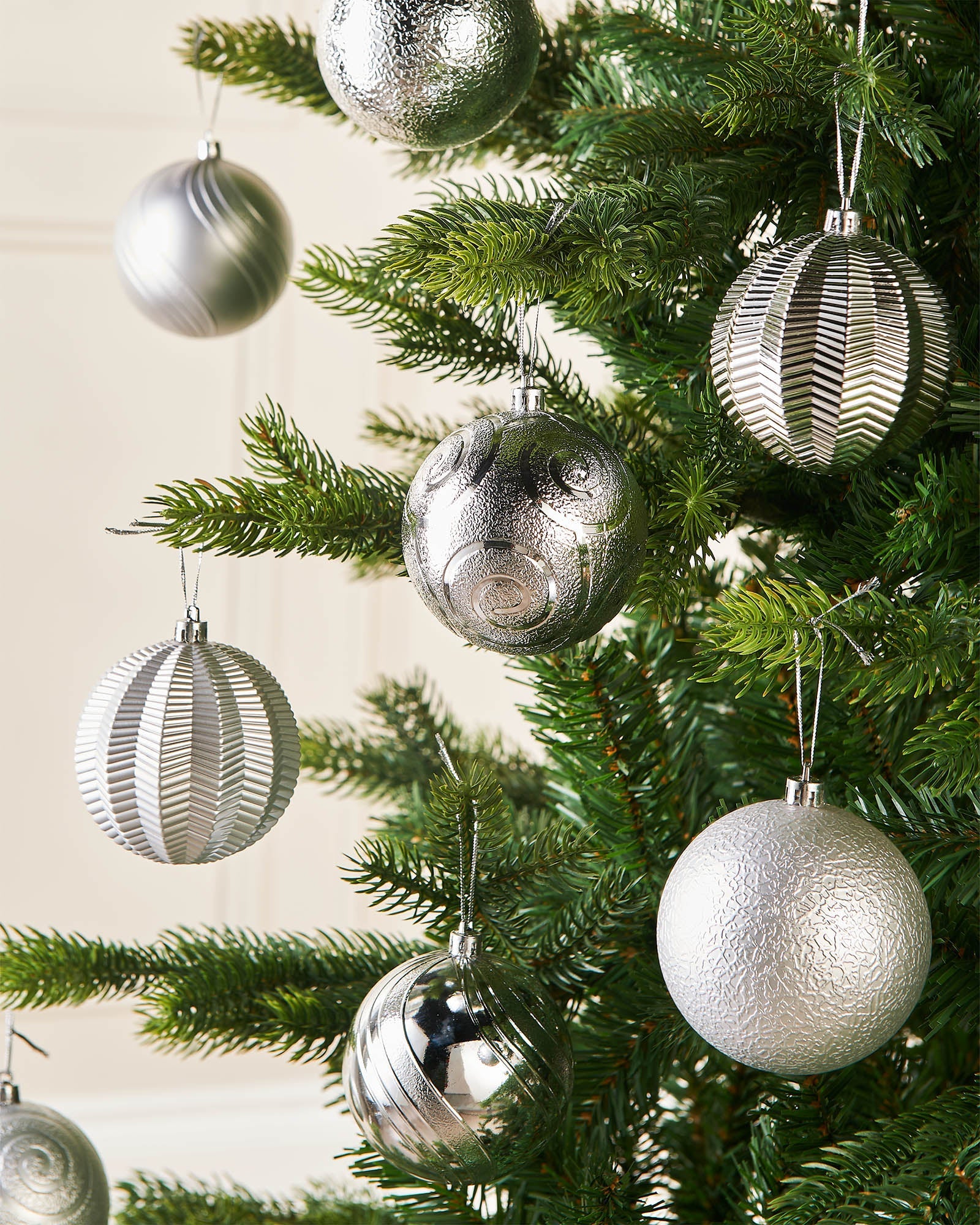 Set of 16 Shatterproof Baubles, Silver, 8 cm – We R Christmas